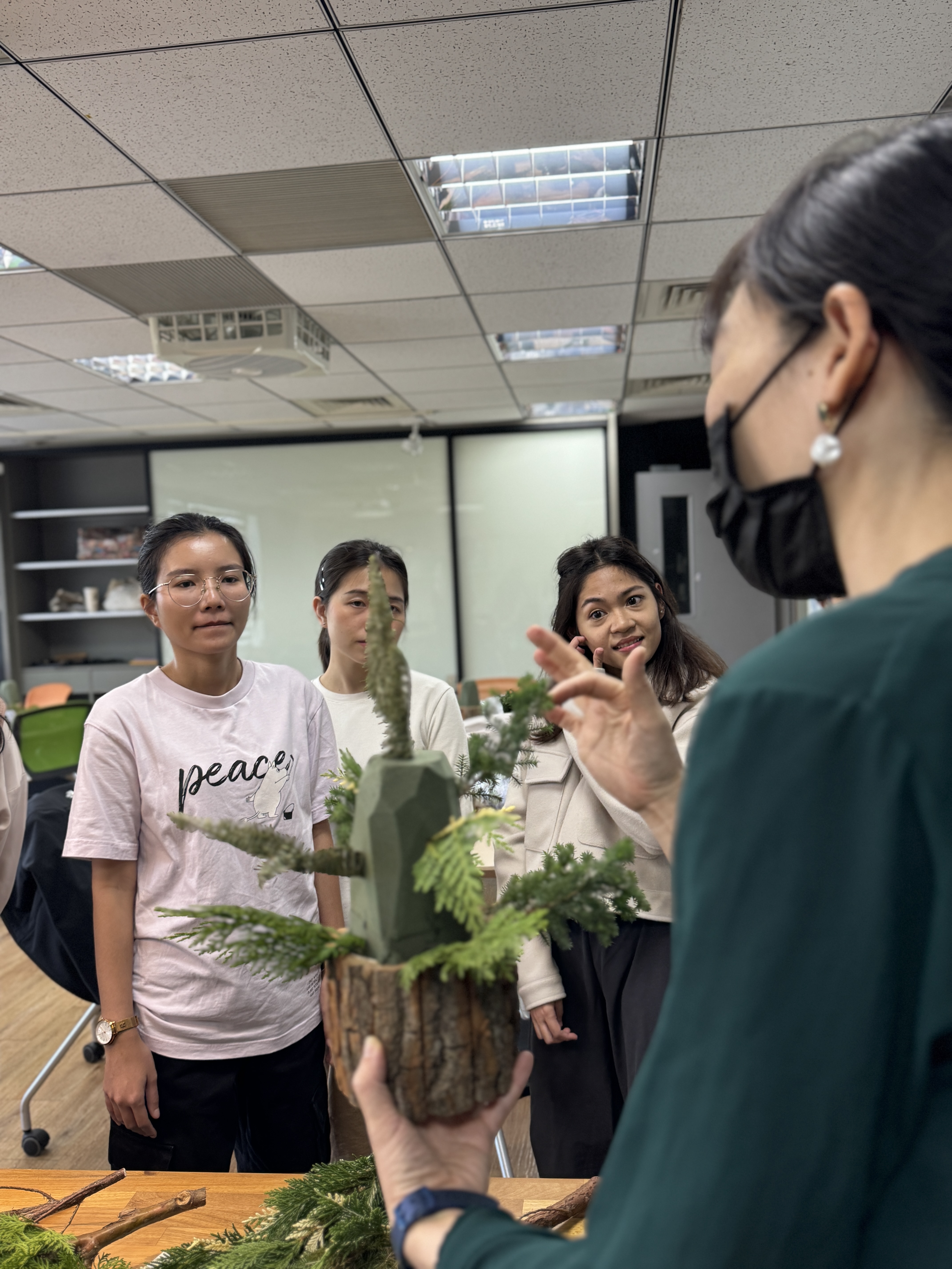 2025 Christmas tree decoration workshop | International MBA